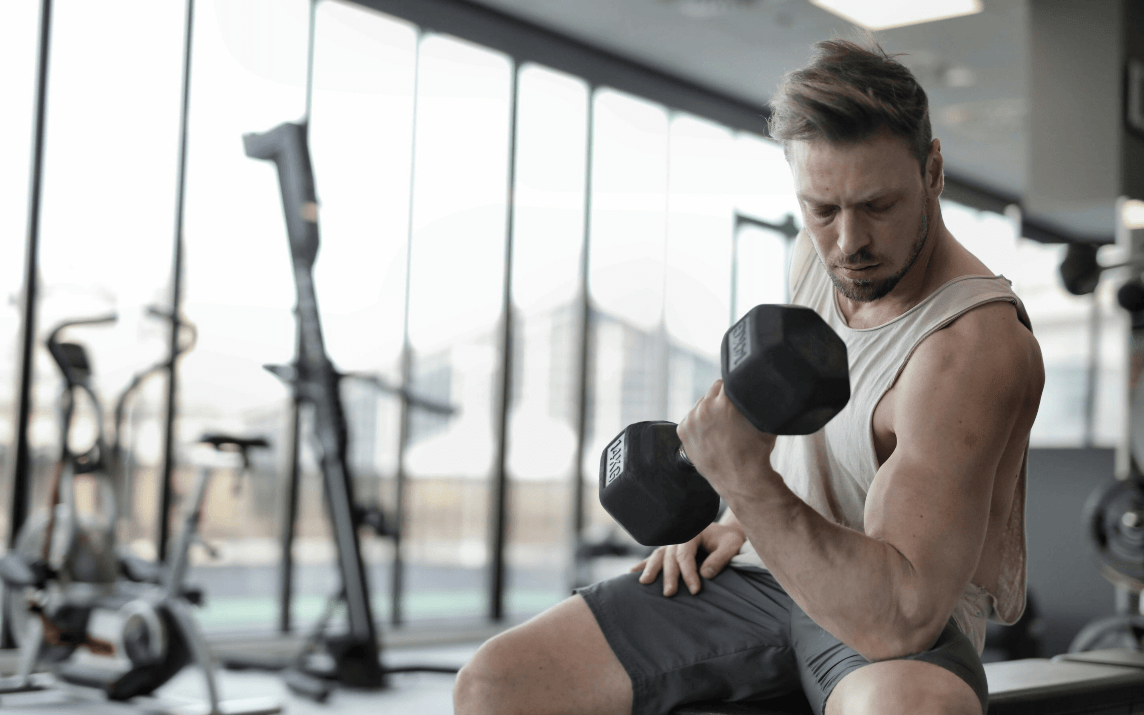 Exercícios de bíceps com halteres: os 7 melhores